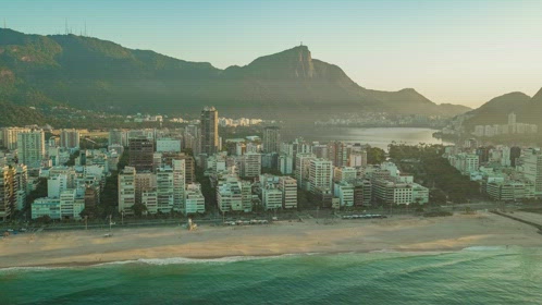 Cena aérea da orla do Rio de janeiro com o Cristo redentor.